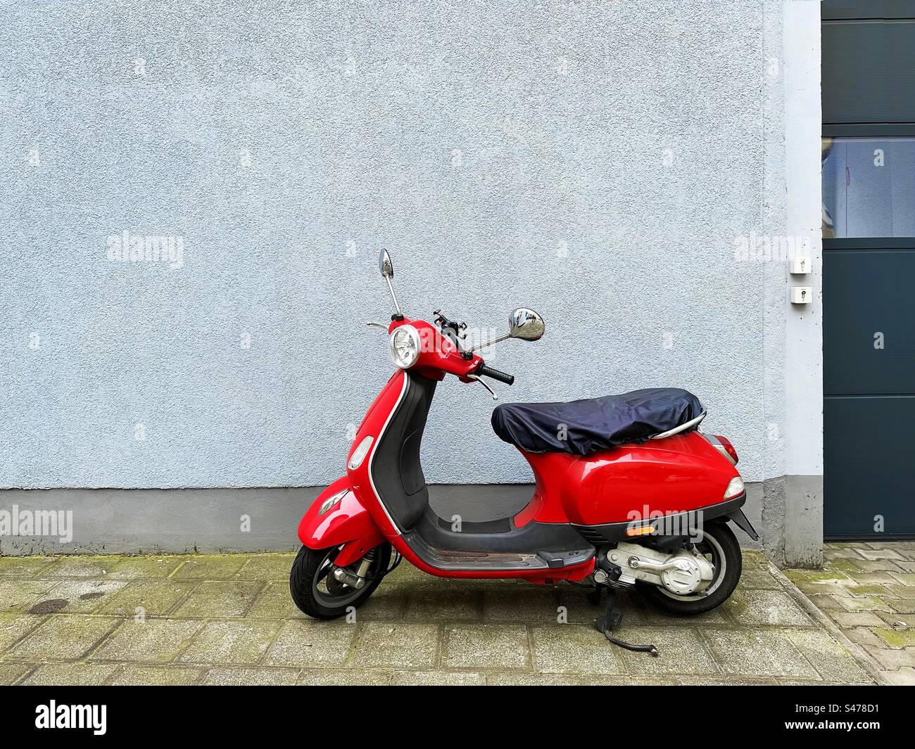Red motorcycle hi-res stock photography and images - Alamy