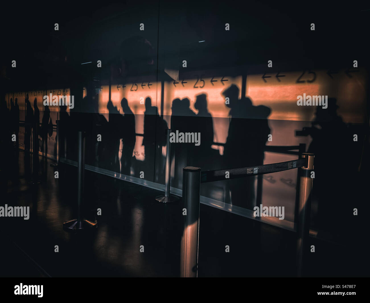 Crowd lined hi-res stock photography and images - Alamy