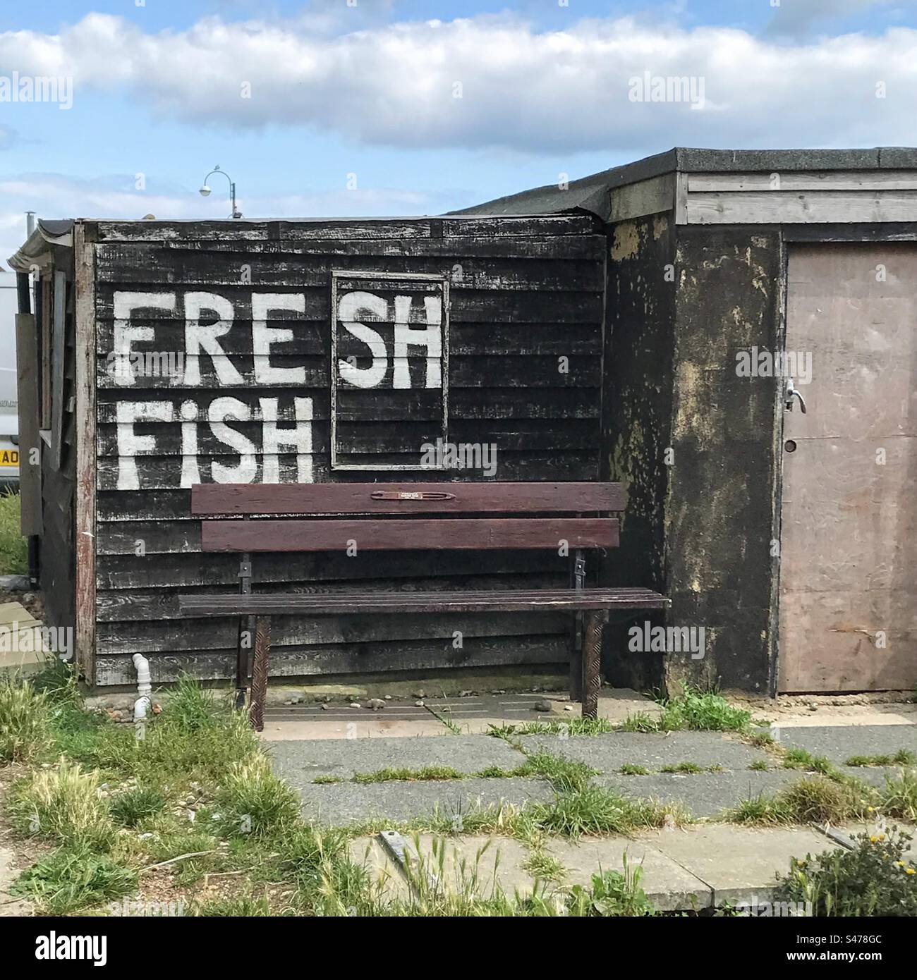 Bench with fish hi-res stock photography and images - Alamy