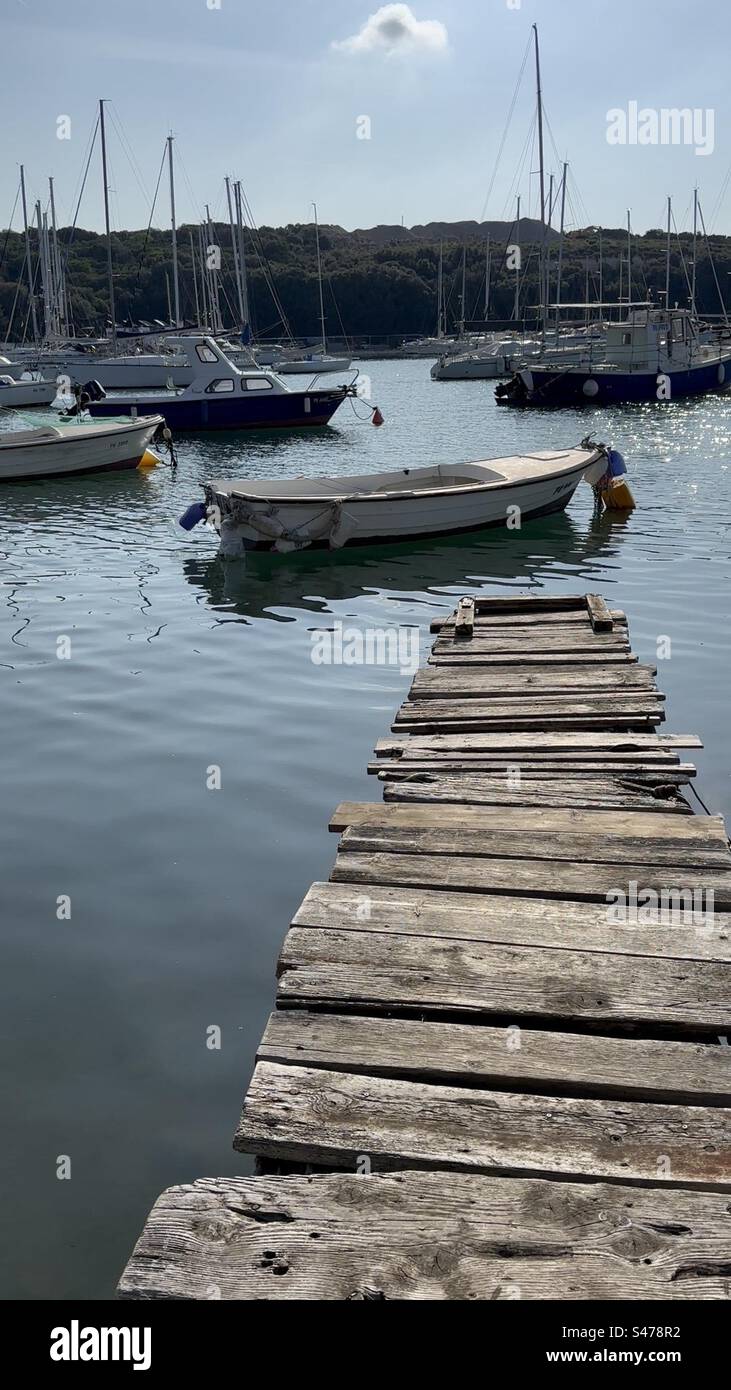 Barche al molo Stock Photo - Alamy