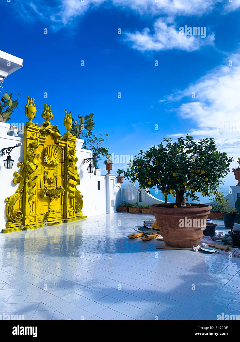 Giallo cielo hi-res stock photography and images - Alamy