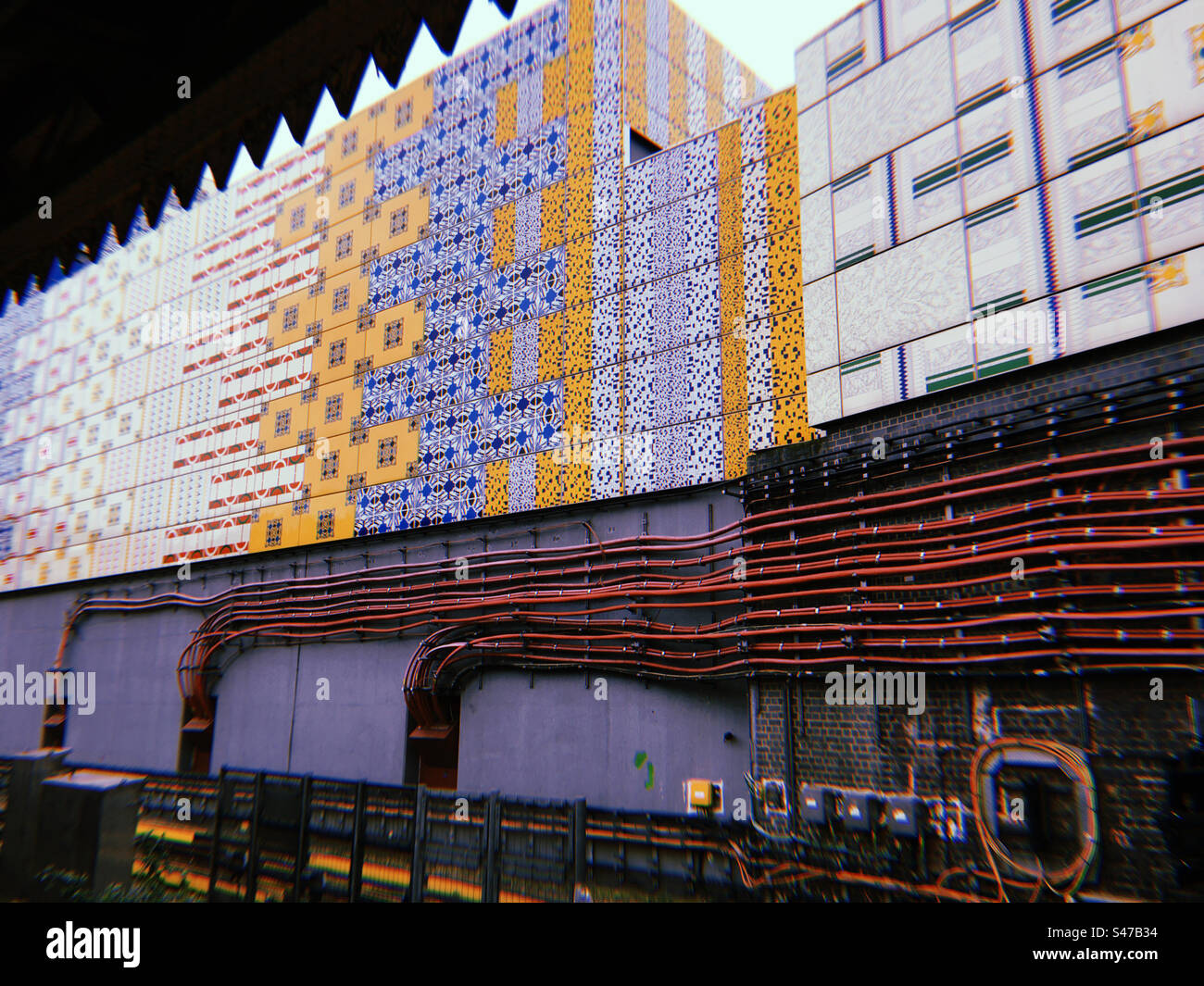 Overground platform hi-res stock photography and images - Alamy