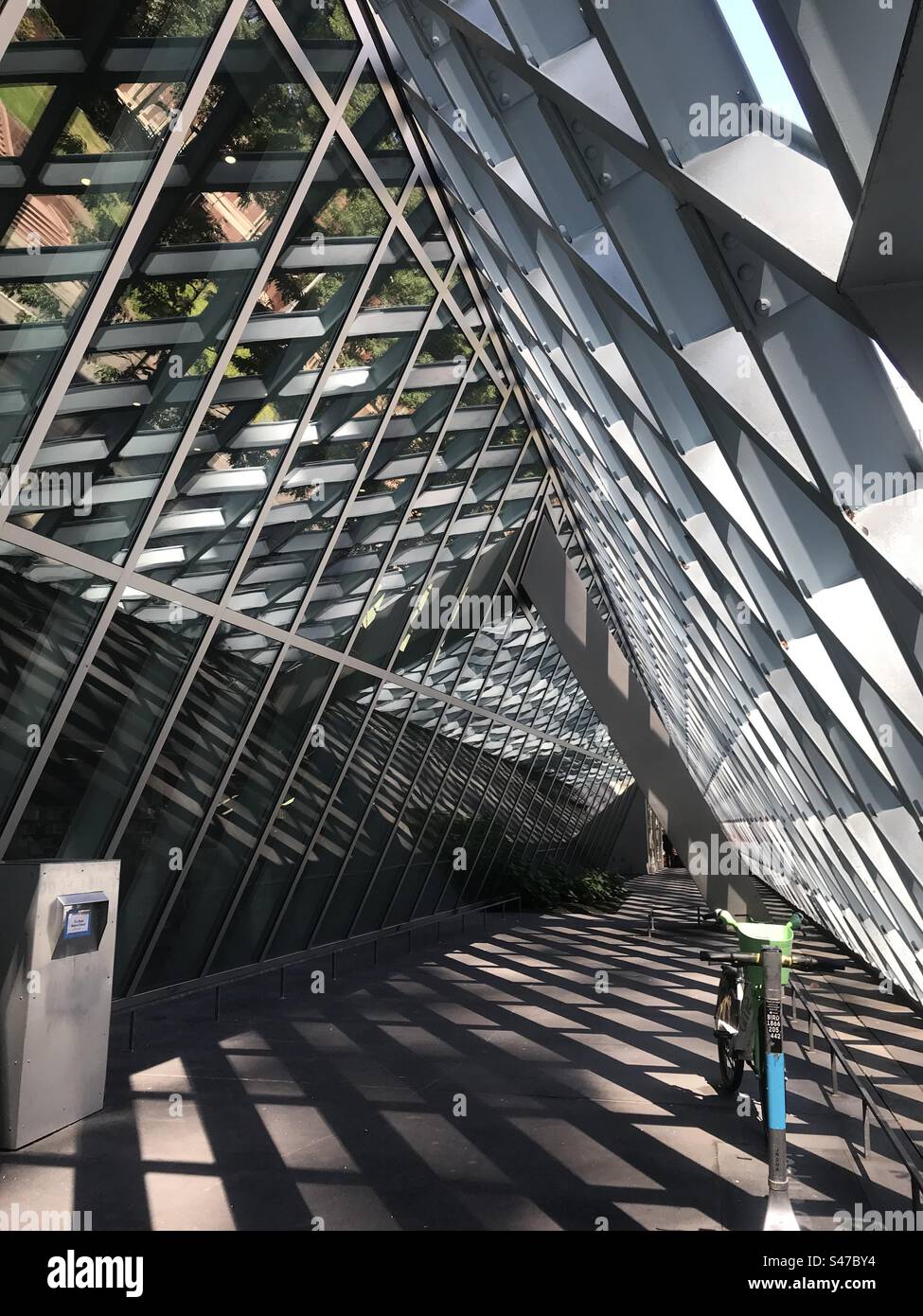 Seattle central library exterior hi-res stock photography and images ...