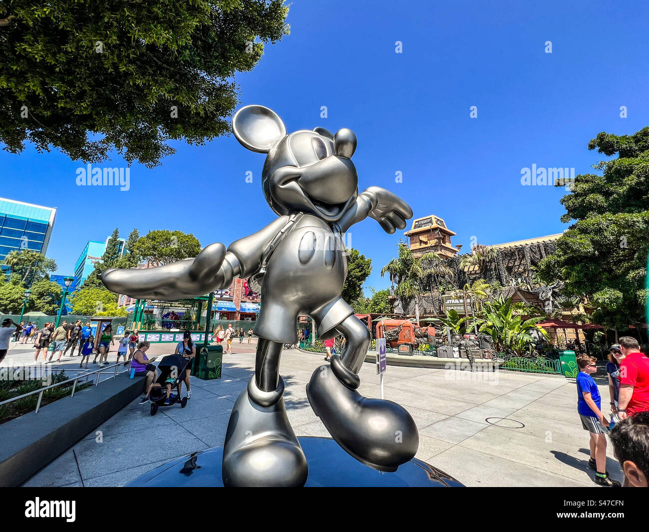 Mickey mouse statue hi-res stock photography and images - Alamy