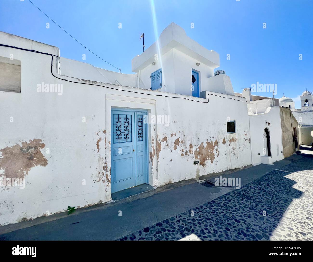 Whitewashed building blue doors hi-res stock photography and images - Alamy