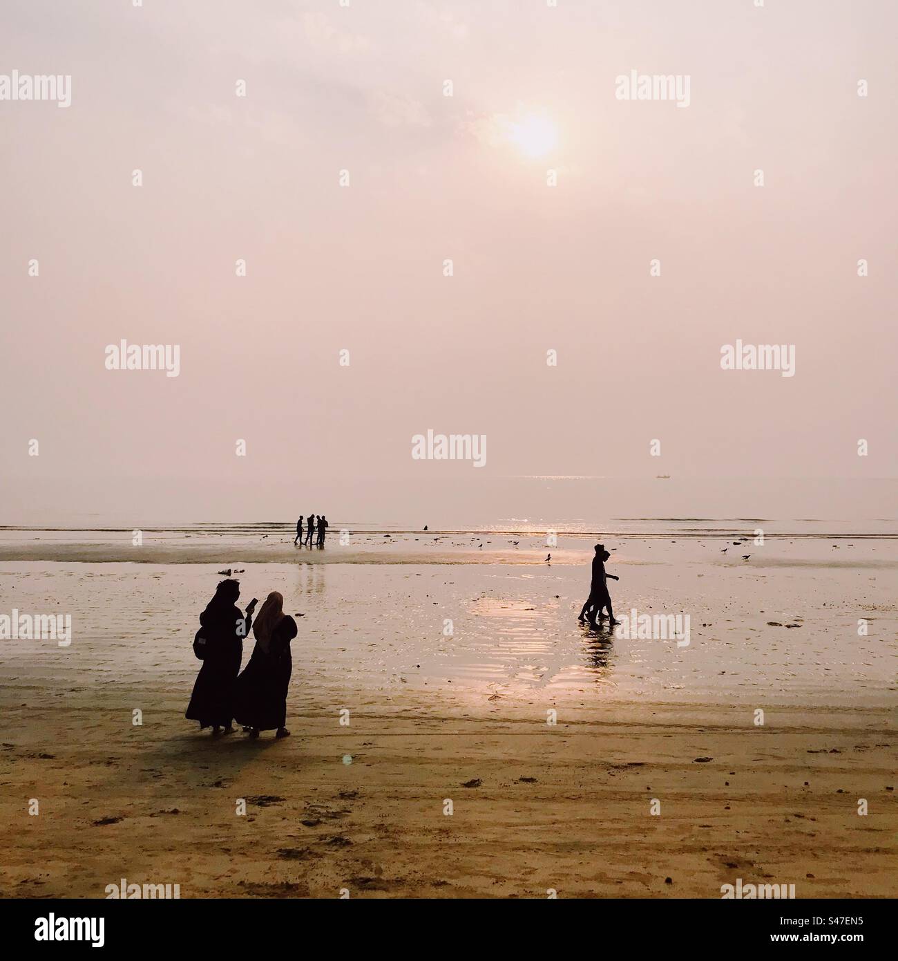Muslim women on the beach hi-res stock photography and images - Alamy