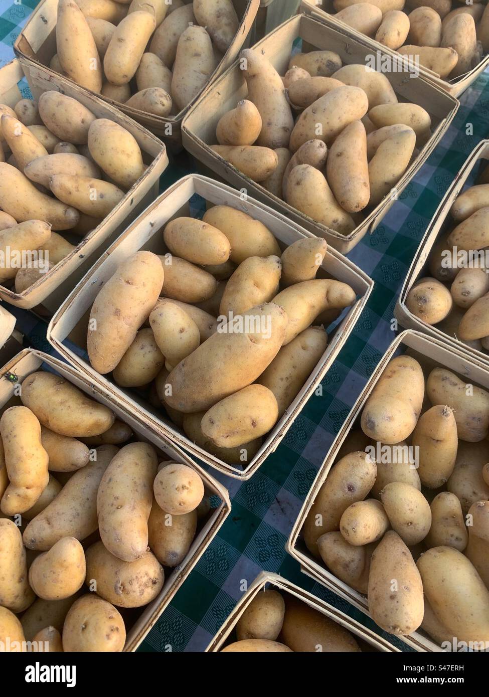 Fresh potatoes farmers market smartphone stock photos and images - Alamy