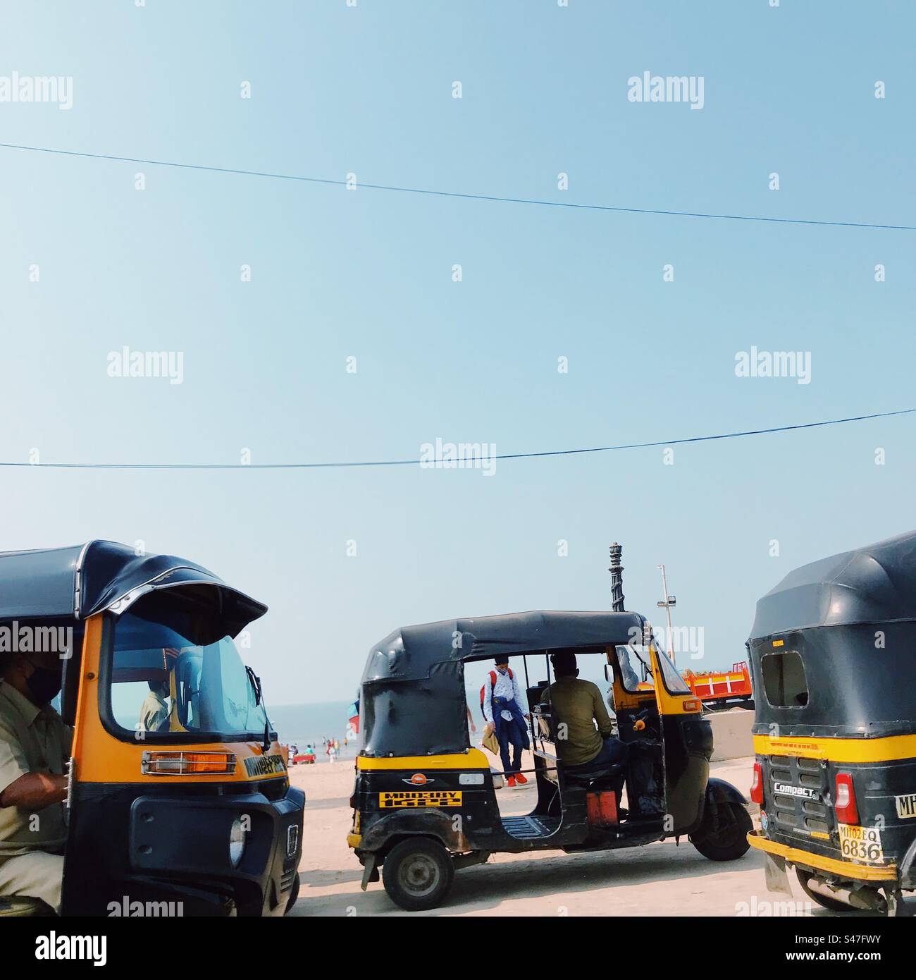 Auto rickshaws near a beach in Mumbai, India Stock Photo - Alamy