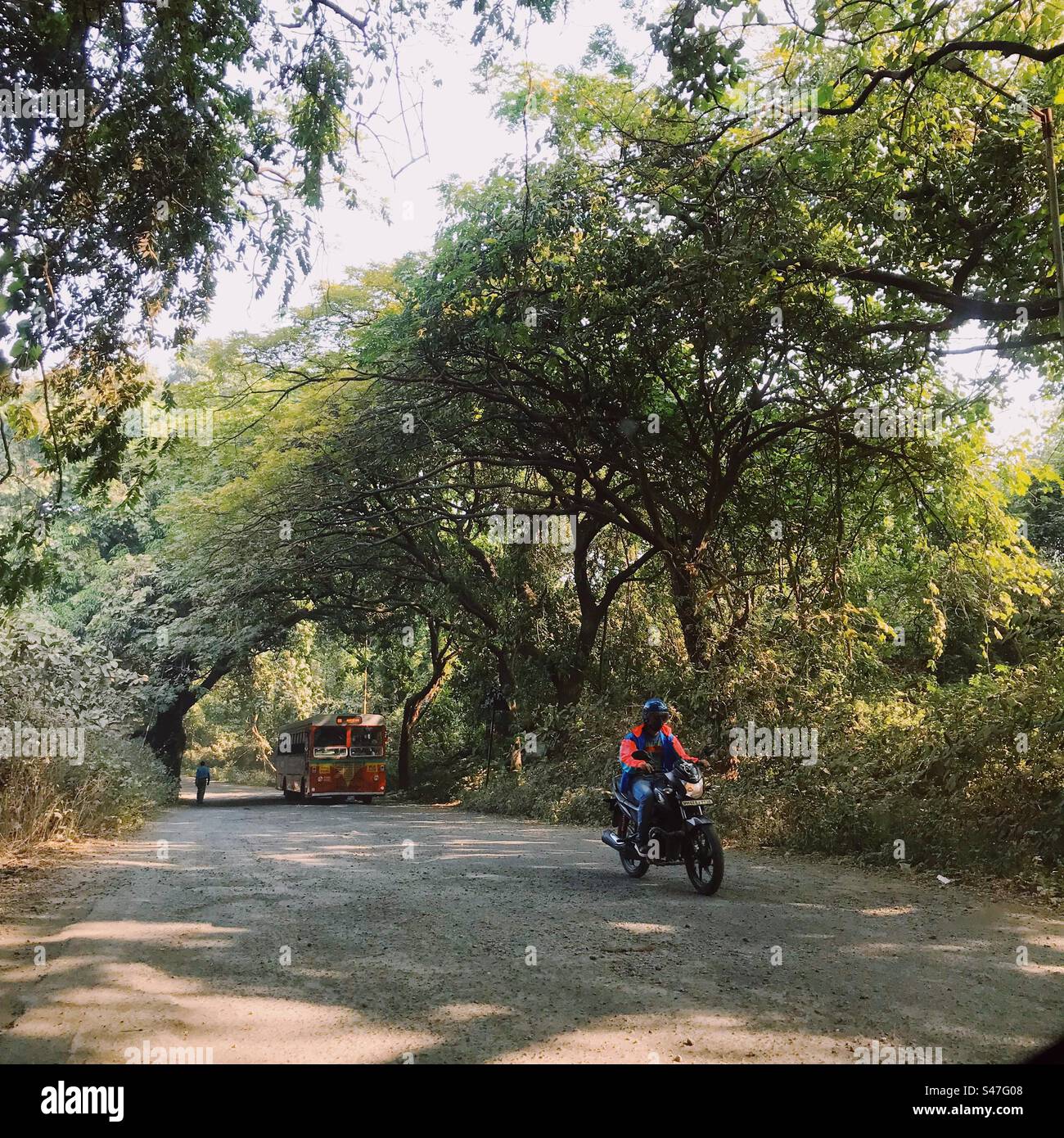 India mumbai traffic in smartphone stock photos and images - Alamy