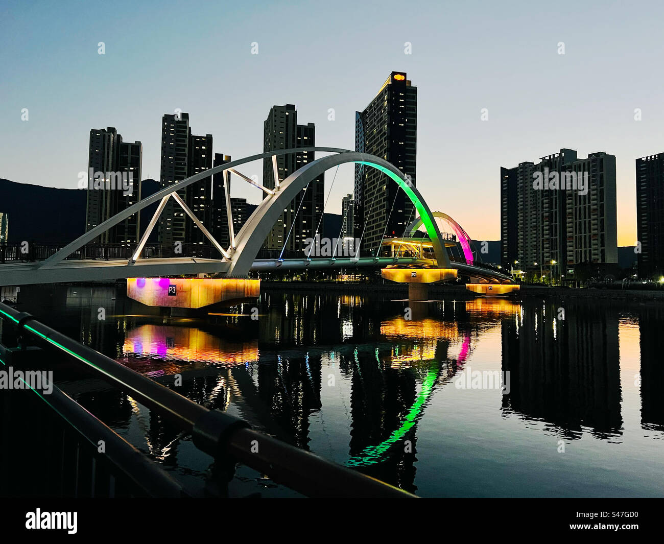 Bridge across city across river hi-res stock photography and images - Alamy