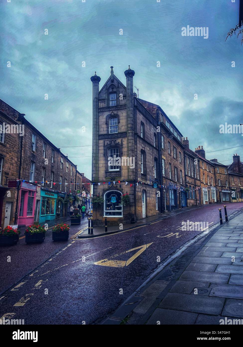 Alnwick town centre northumberland hi-res stock photography and images ...