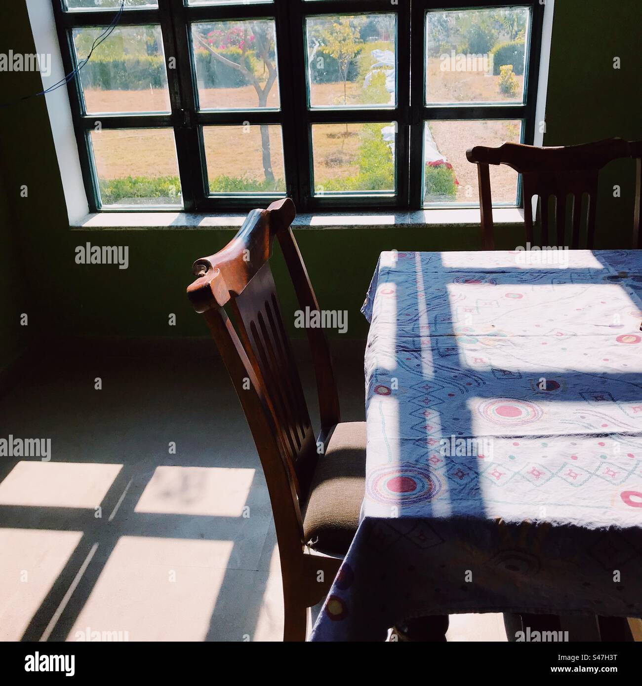 Breakfast, lunch, dinner table and chairs Stock Photo - Alamy