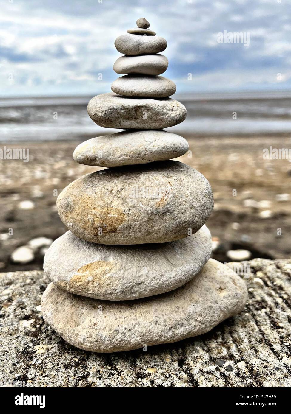 Rock stacking, Hunstanton Stock Photo - Alamy