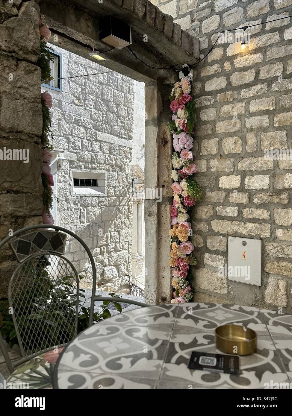 Atrium coffee shop hi-res stock photography and images - Alamy