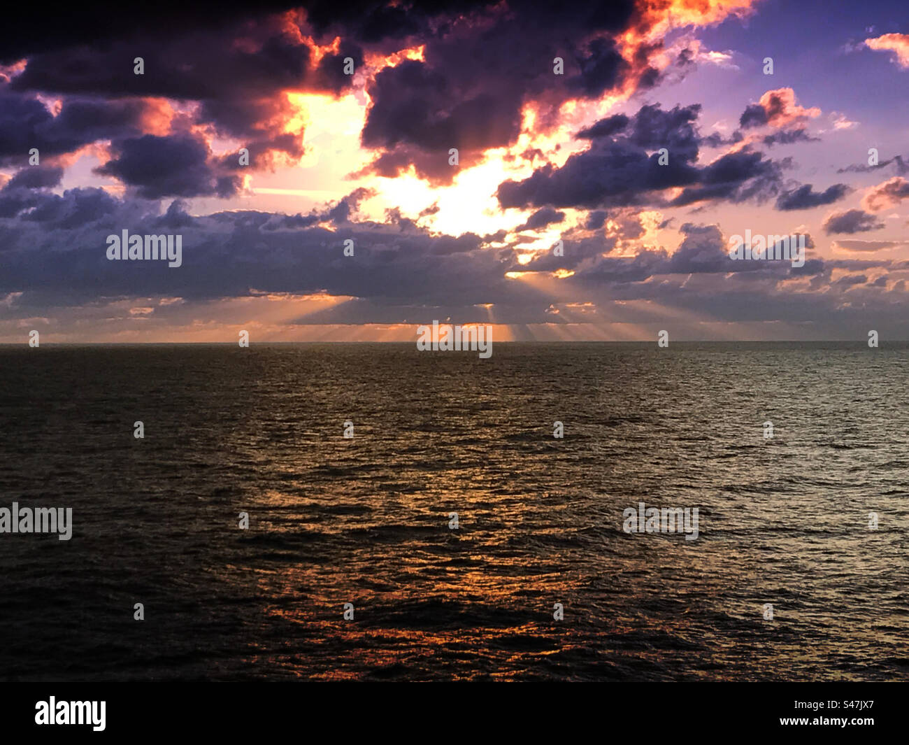 Purple sunsets hi-res stock photography and images - Alamy