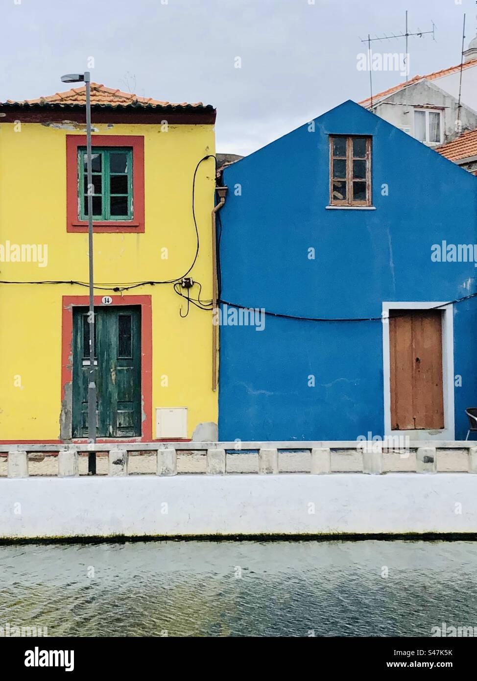 Yellow house facades hi-res stock photography and images - Alamy