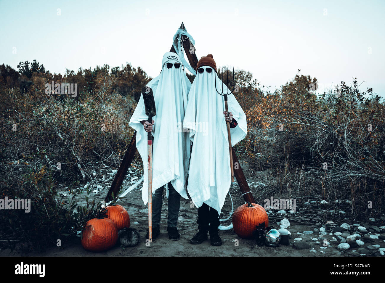 Pitch forks and shovels hi-res stock photography and images - Alamy