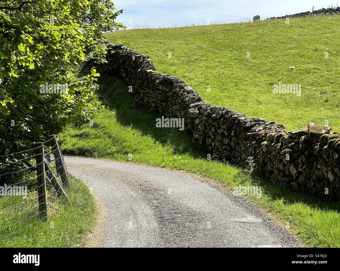Road with stone walls hi-res stock photography and images - Alamy