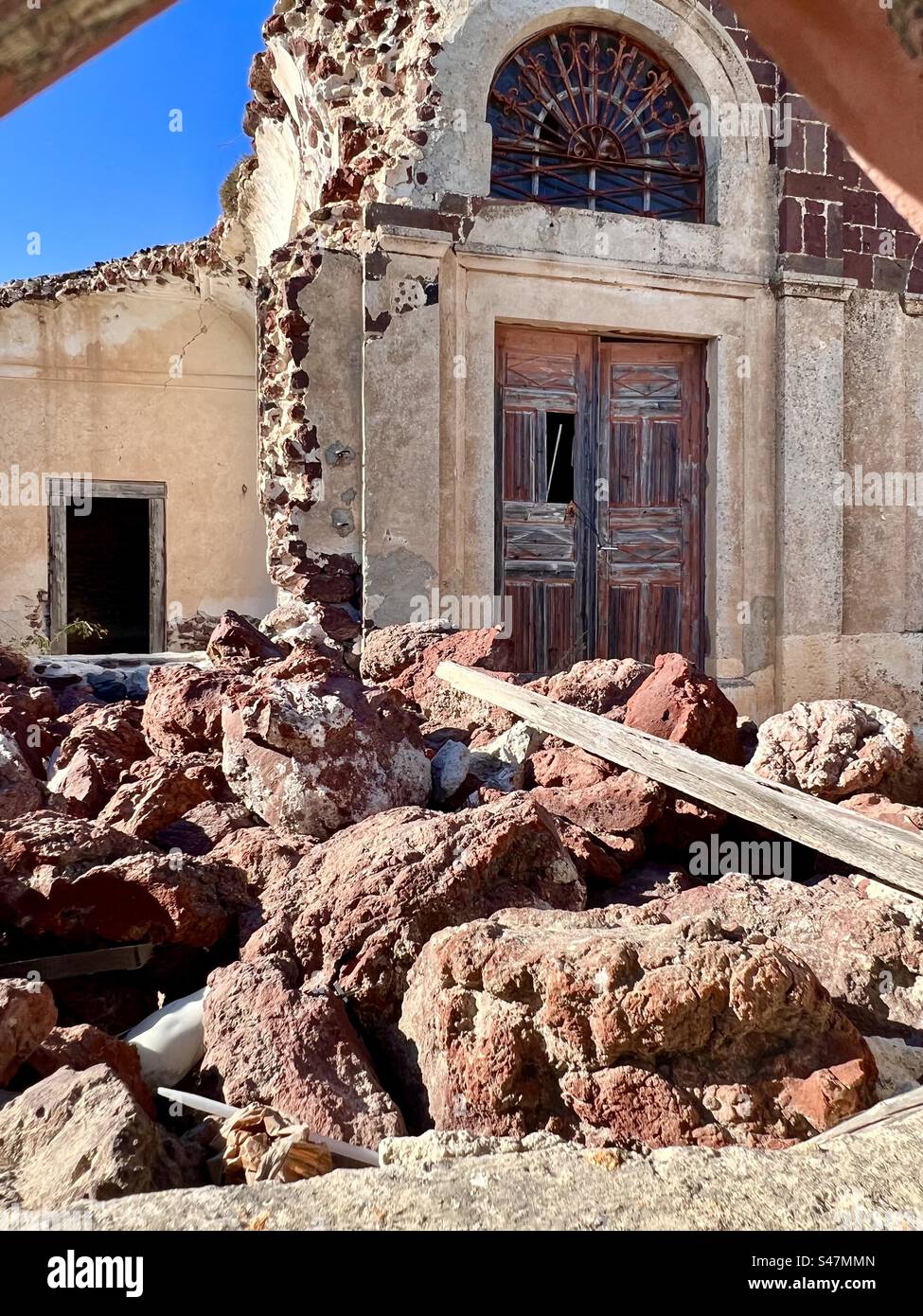 Crumbling building hi-res stock photography and images - Alamy