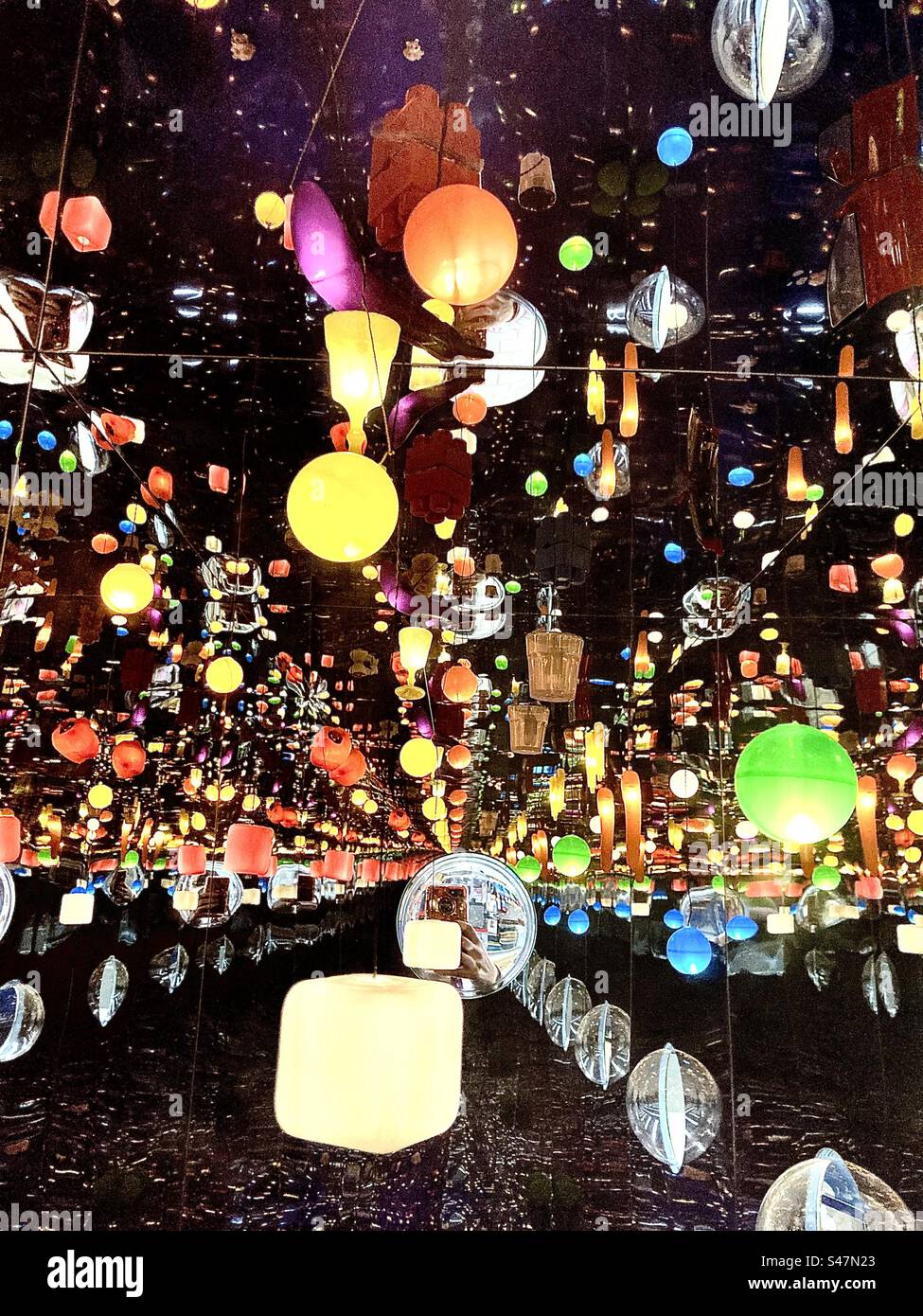 Mirrors illusions hi-res stock photography and images - Alamy