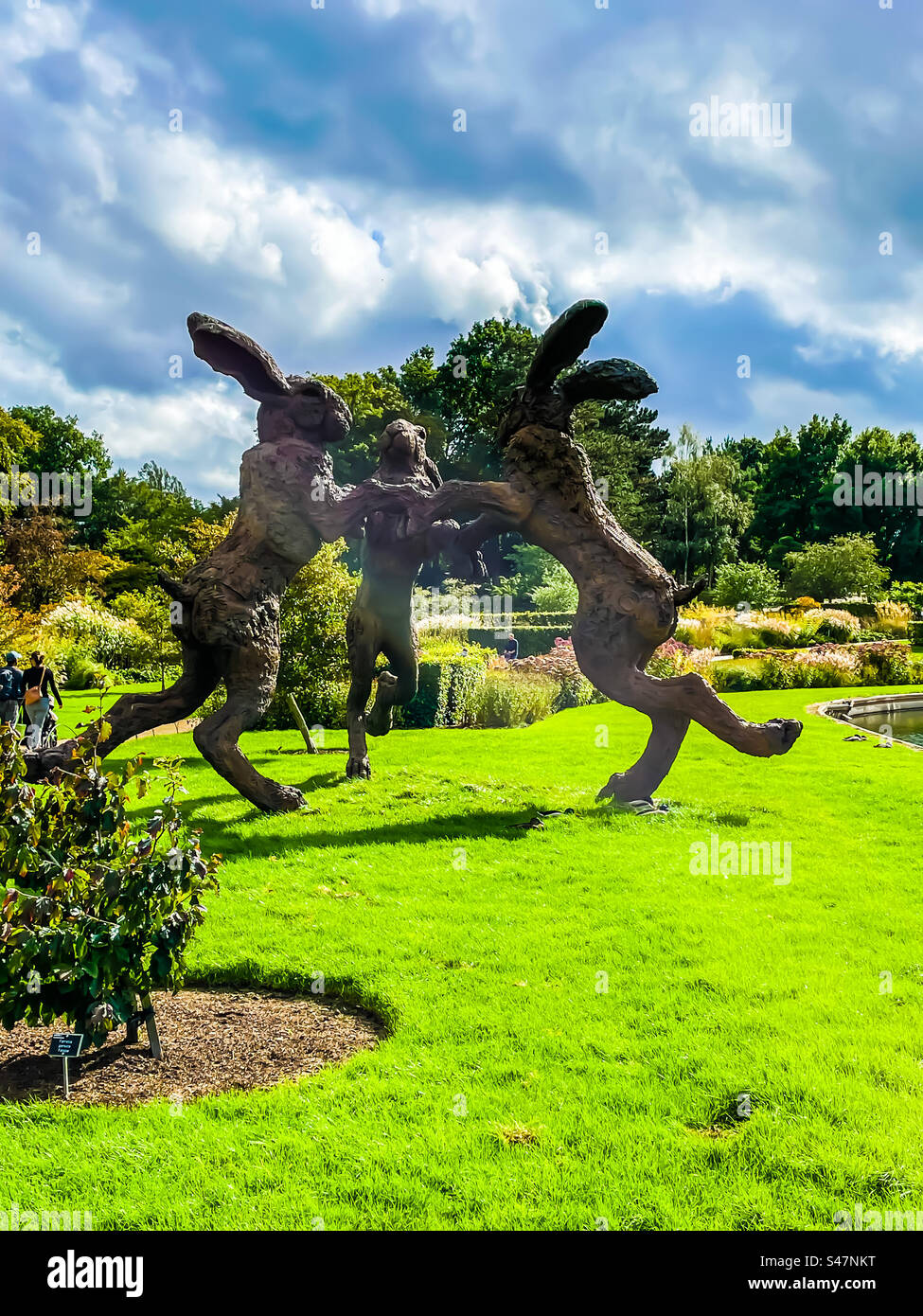 Hare sculpture, Wisley Gardens Stock Photo - Alamy