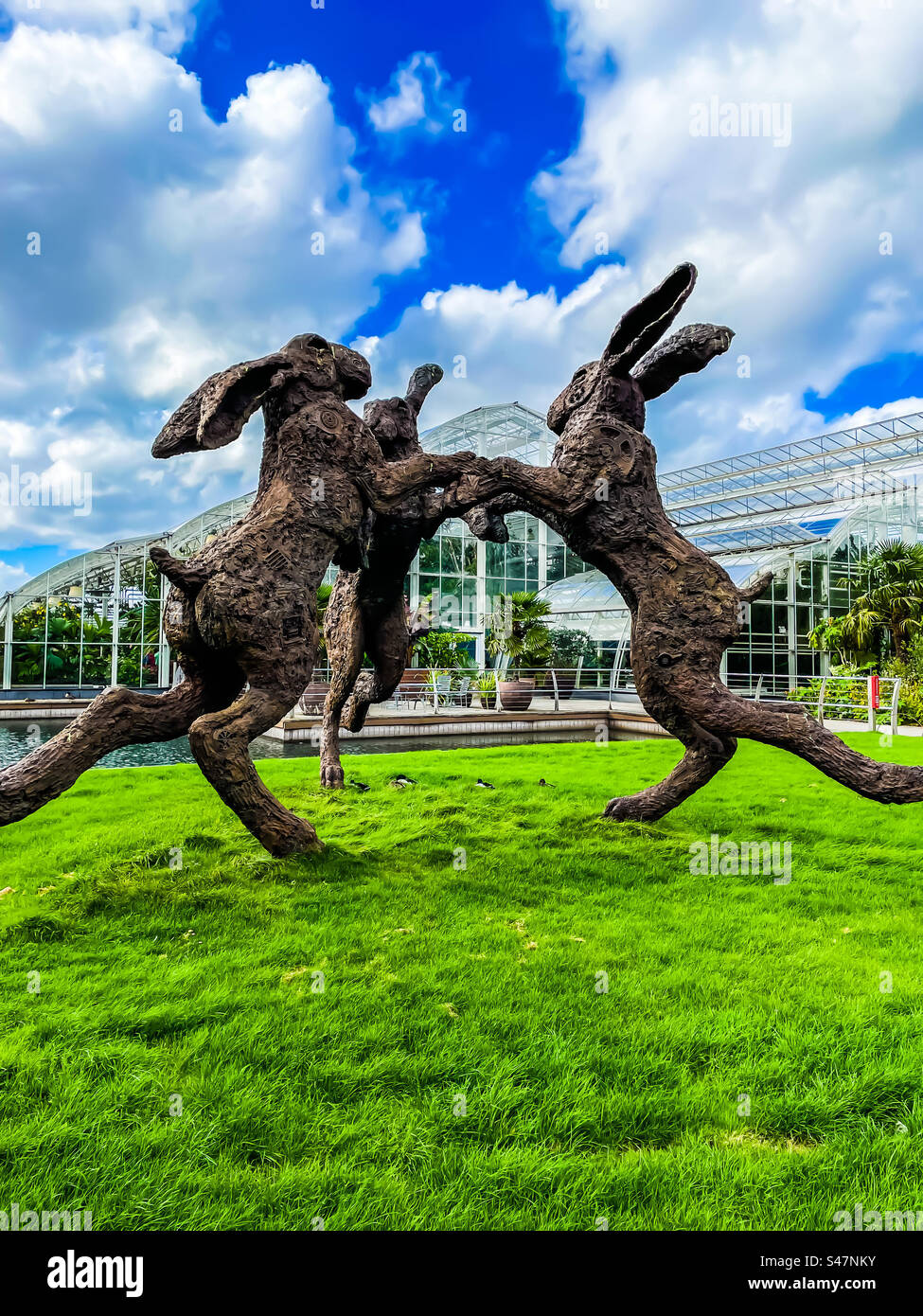 Hare sculpture, Wisley gardens Stock Photo - Alamy