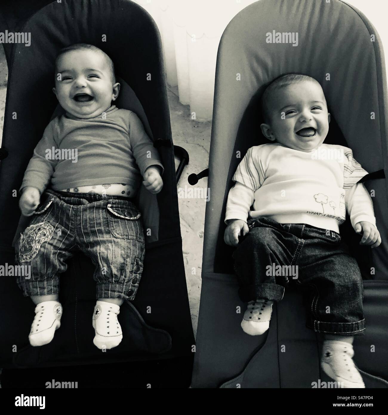 Sisters babies hi-res stock photography and images - Alamy