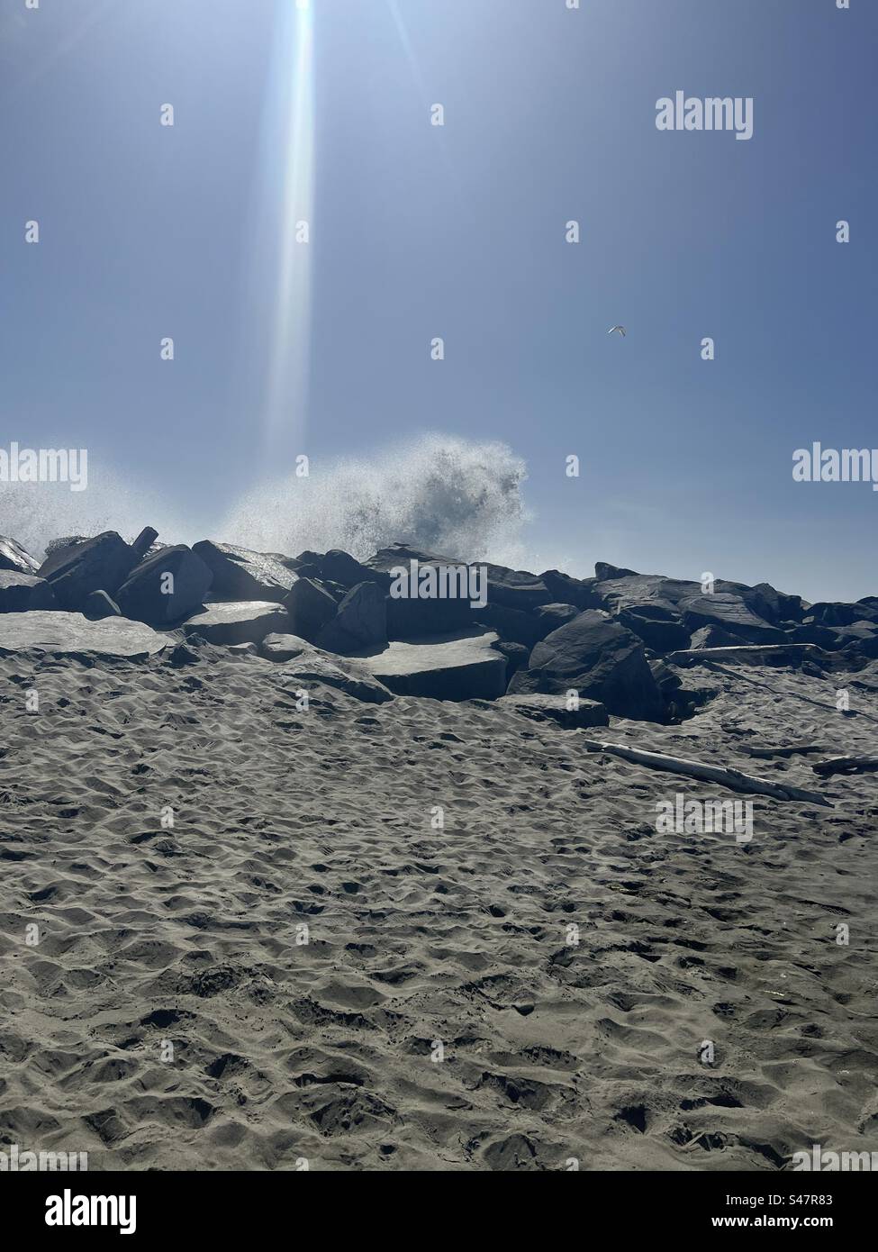 Ocean waves hitting rocks hi-res stock photography and images - Alamy