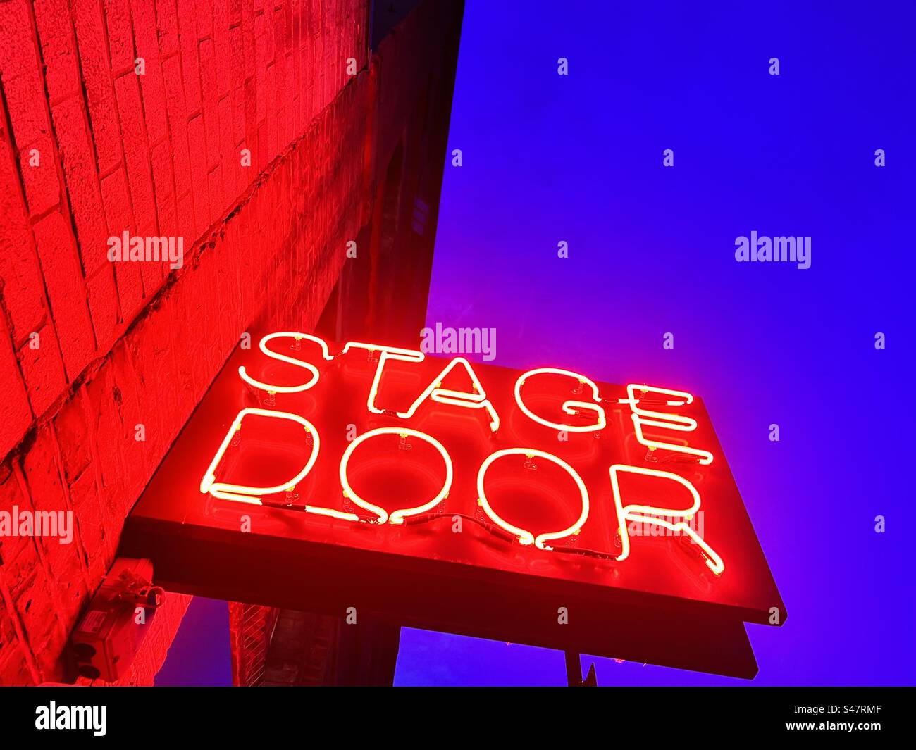Stage door sign london hi-res stock photography and images - Alamy