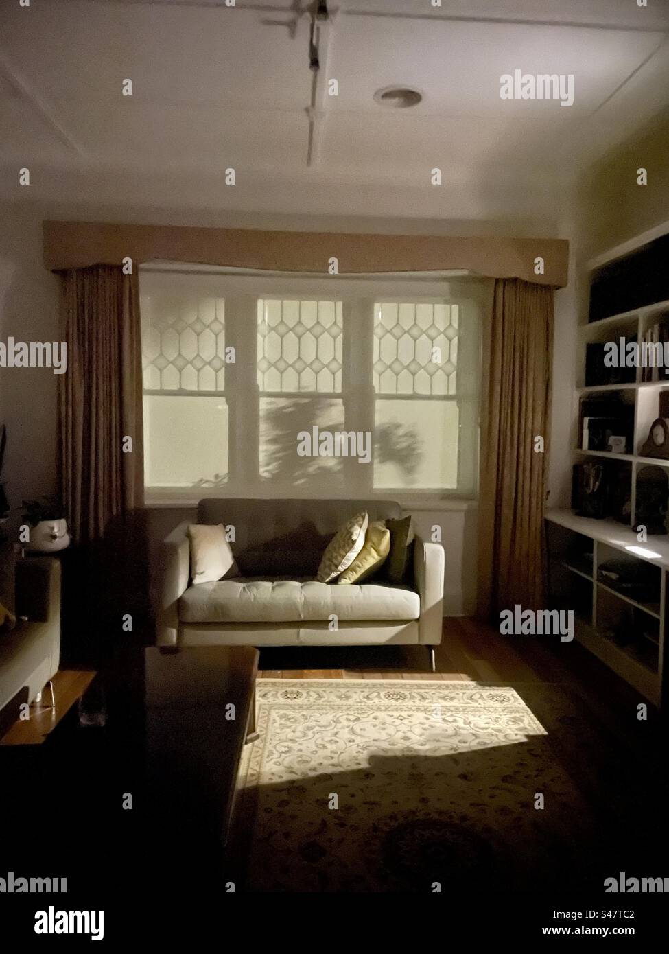 Room at night hi-res stock photography and images - Alamy