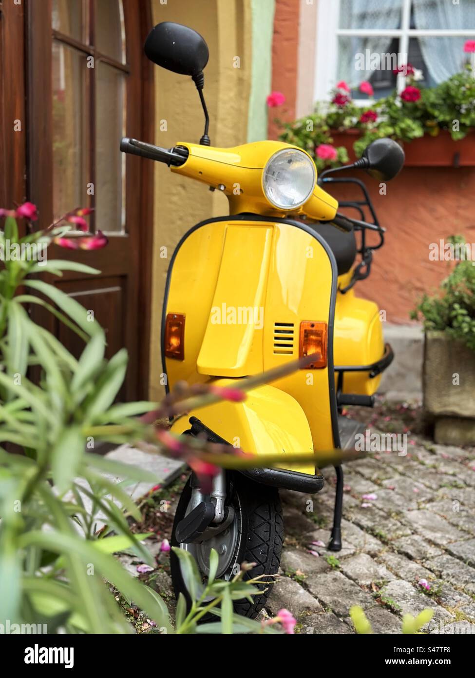 Yellow motorcycle hi-res stock photography and images - Alamy
