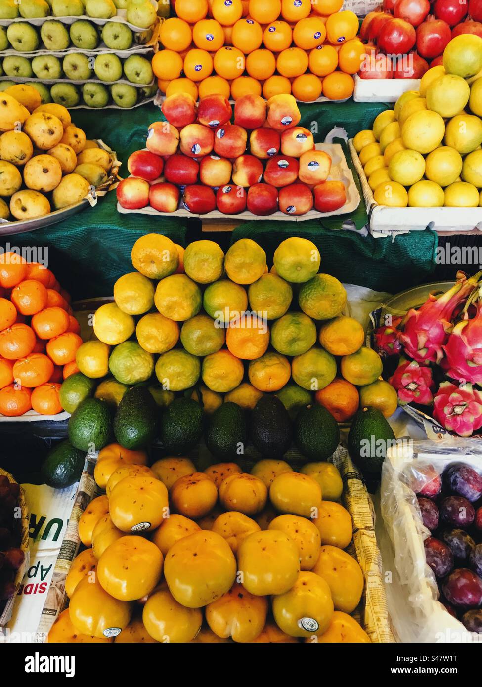 Apples, pears, oranges for sale at an organic farmer’s fruit market ...
