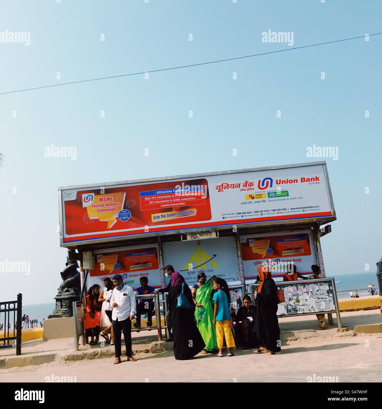 People standing at a bus stop in Mumbai, India Stock Photo - Alamy