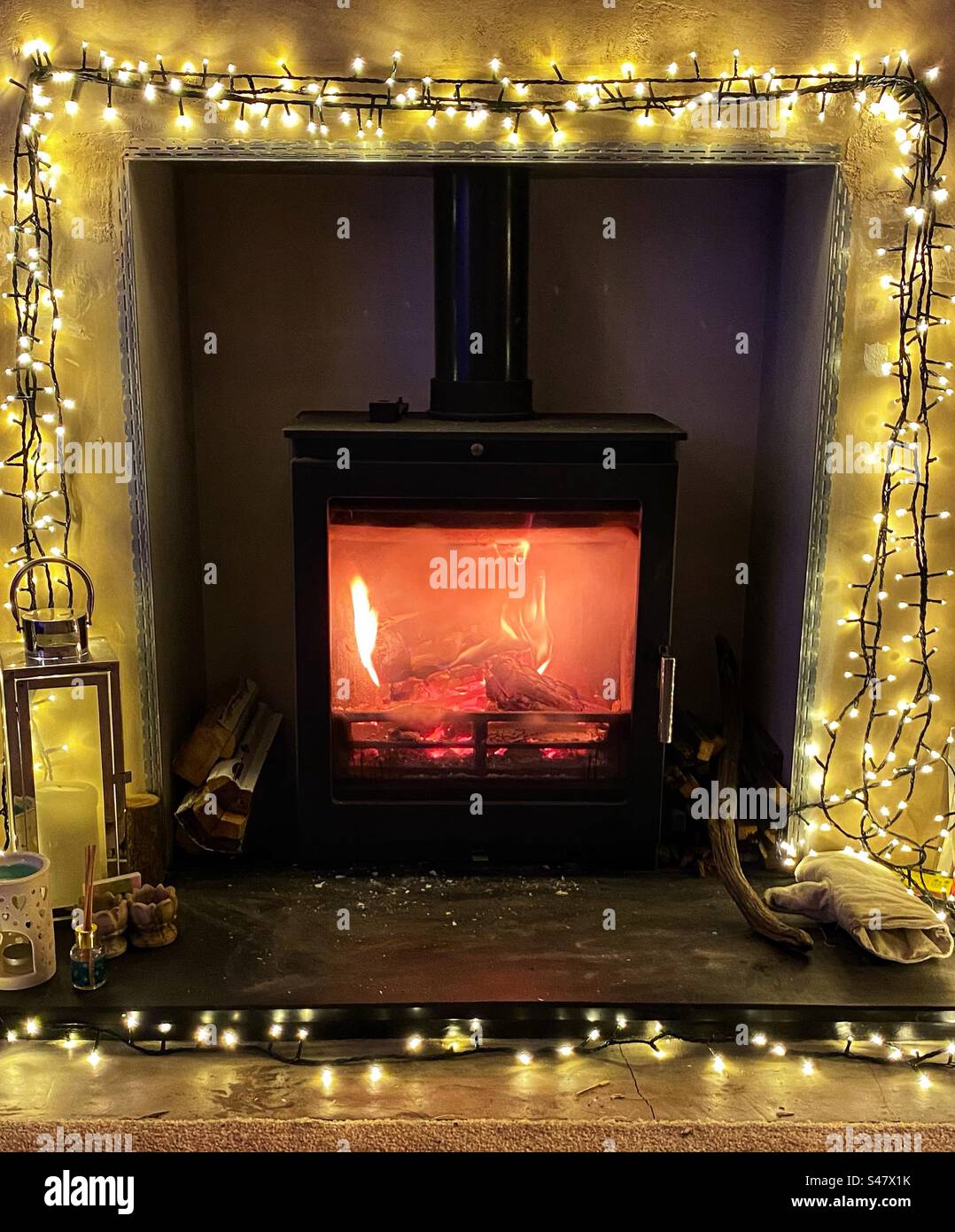 Christmas log fire with hi-res stock photography and images - Alamy