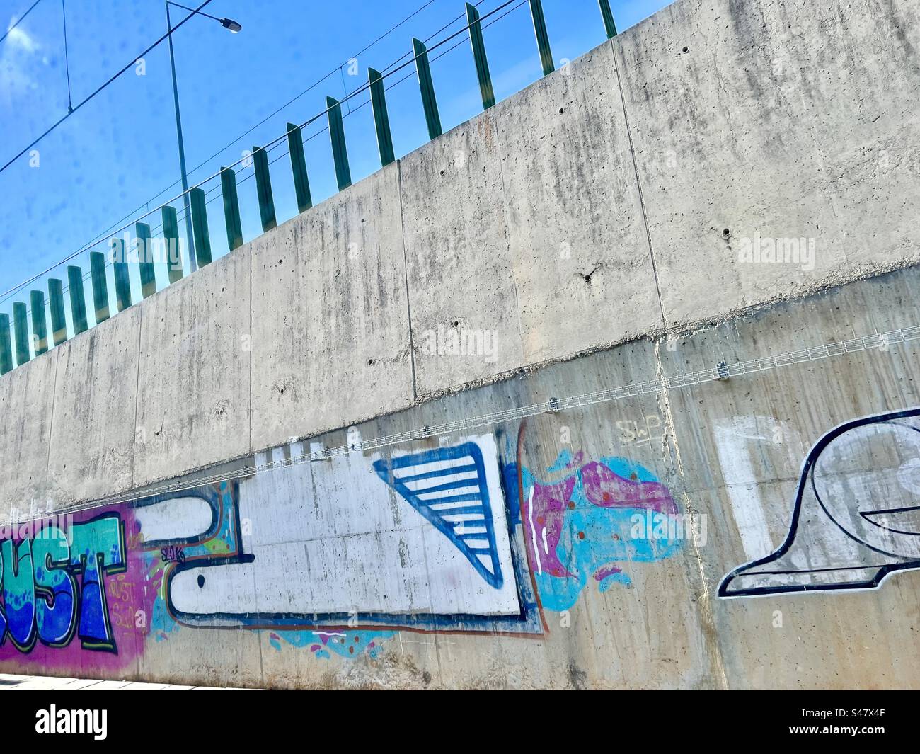Graffiti wall in road hi-res stock photography and images - Alamy