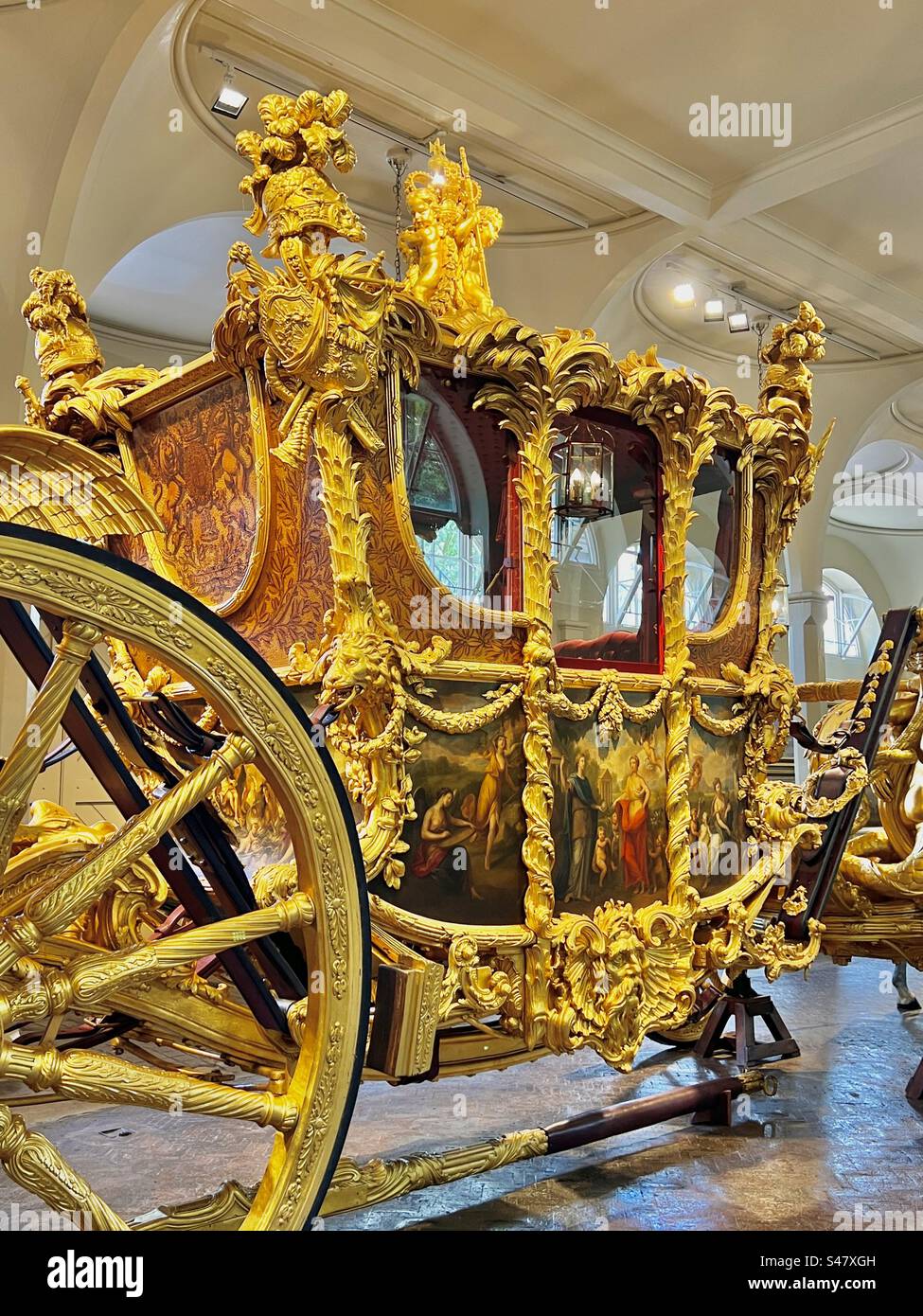 Gold state coach hi-res stock photography and images - Alamy