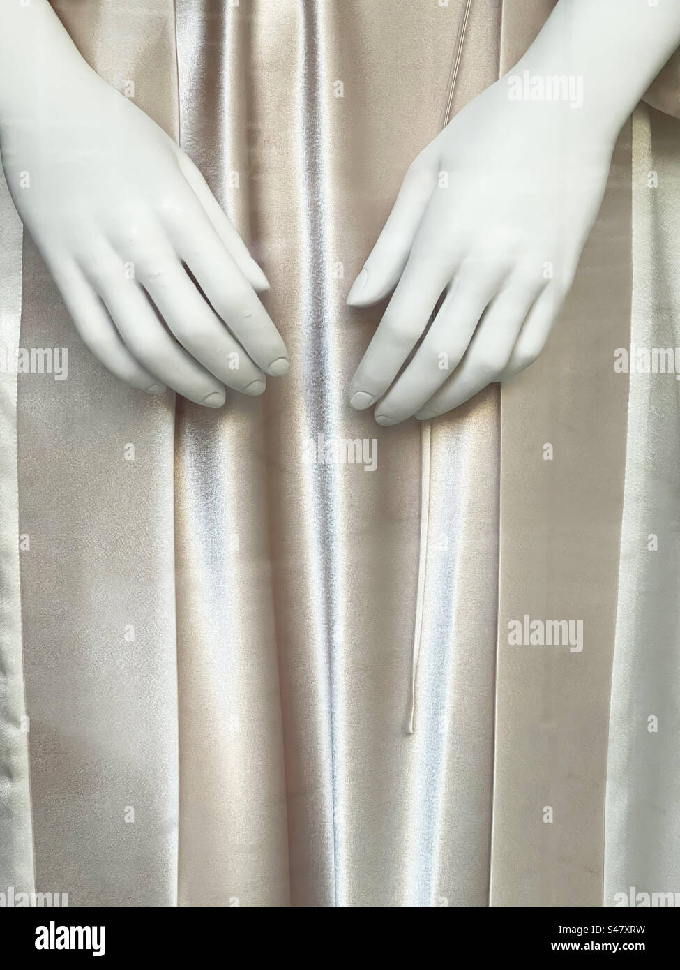 White hands mannequin hi-res stock photography and images - Alamy
