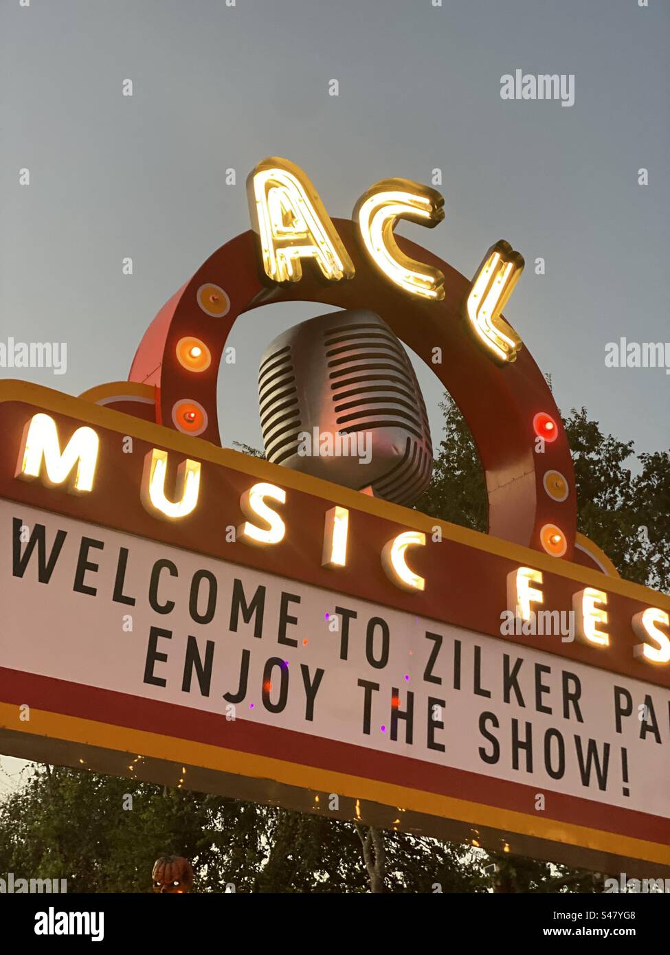 Vintage Austin City Limits (ACL) music festival sign lit up against ... Vintage Austin City Limits (ACL) music festival sign lit up against ...