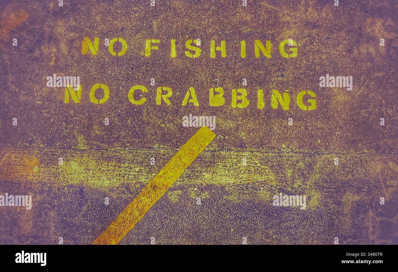 No fishing no crabbing road sign Stock Photo - Alamy