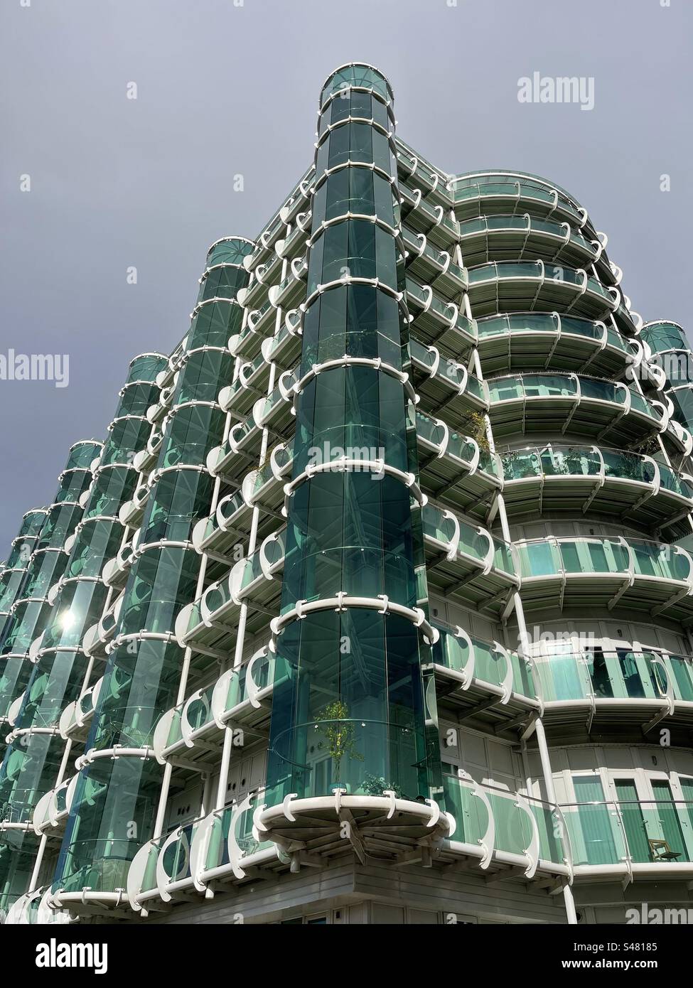 White modern apartment block hi-res stock photography and images - Alamy