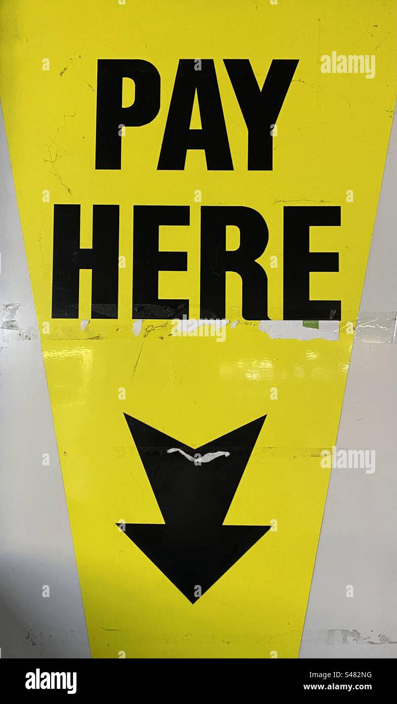 Yellow arrow signage hi-res stock photography and images - Alamy