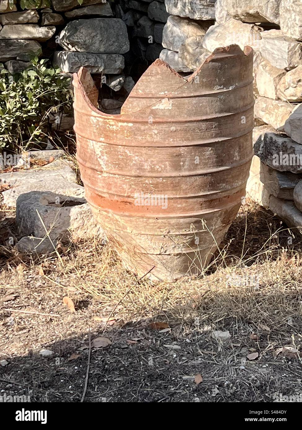 Broken urn hi-res stock photography and images - Alamy