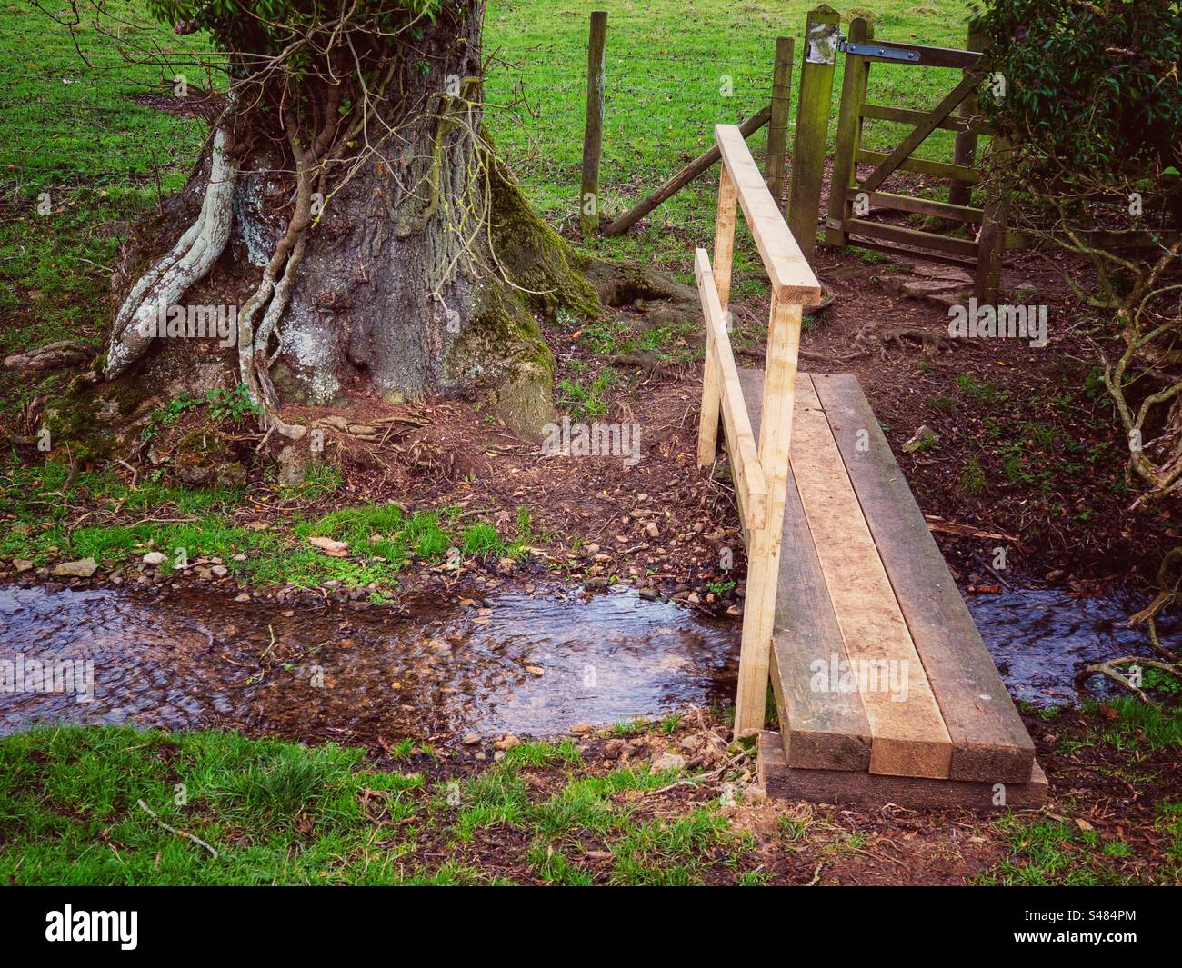 Wooden fence over water stream hi-res stock photography and images - Alamy