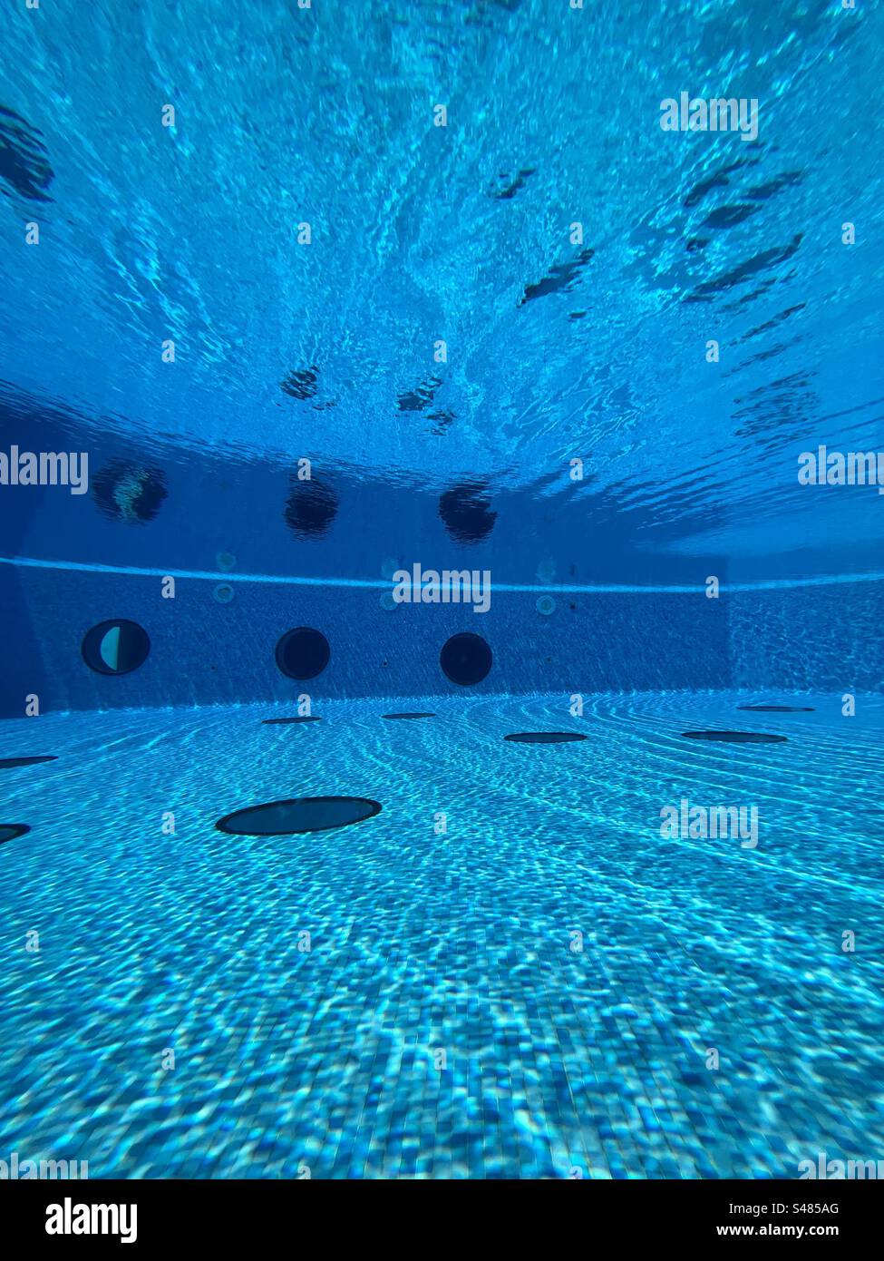 Underwater empty swimming pool Stock Photo - Alamy