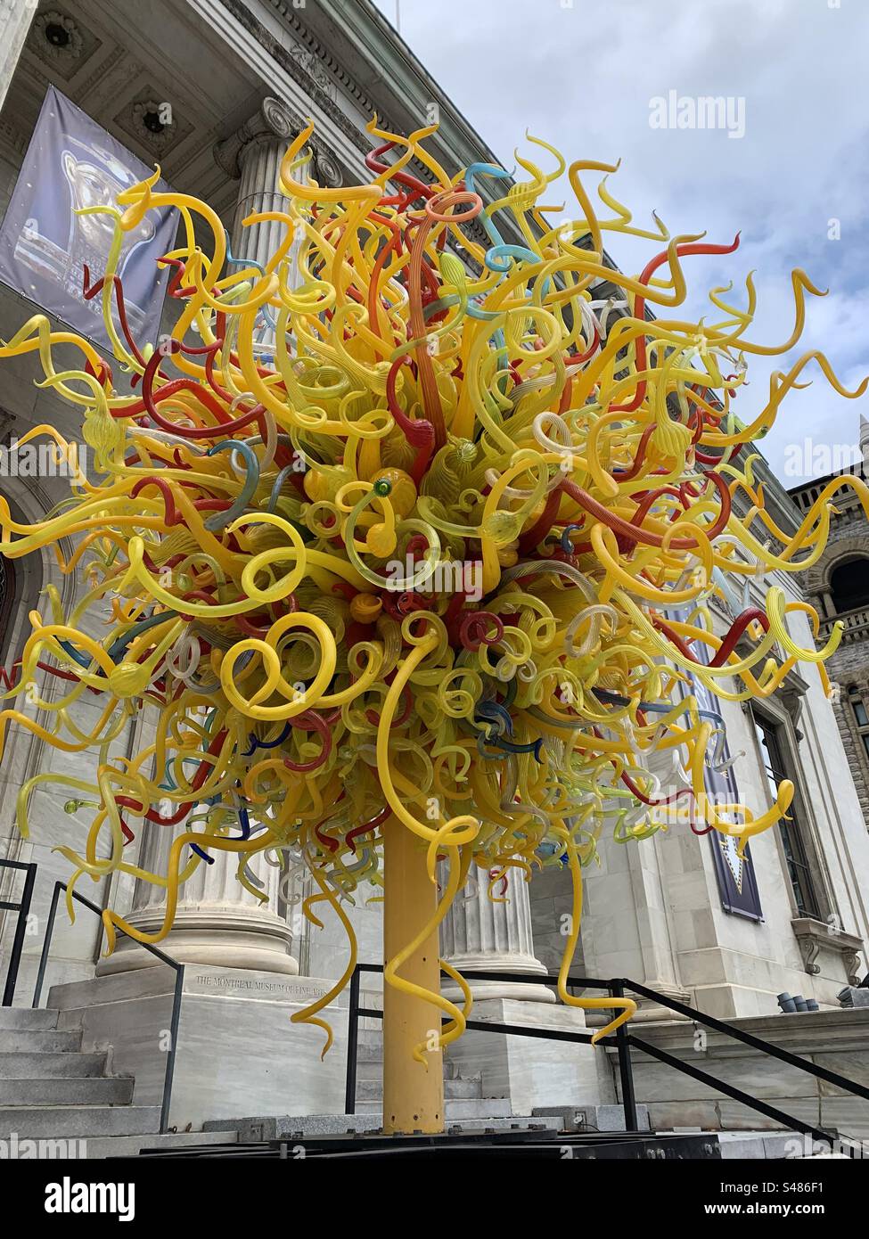 Statue yellow hi-res stock photography and images - Alamy