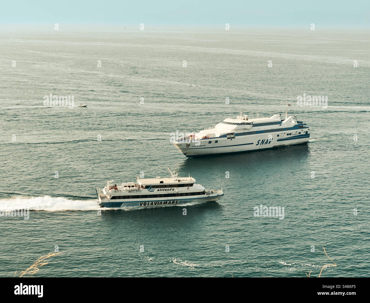 Passenger boats leaving entering hi-res stock photography and images ...