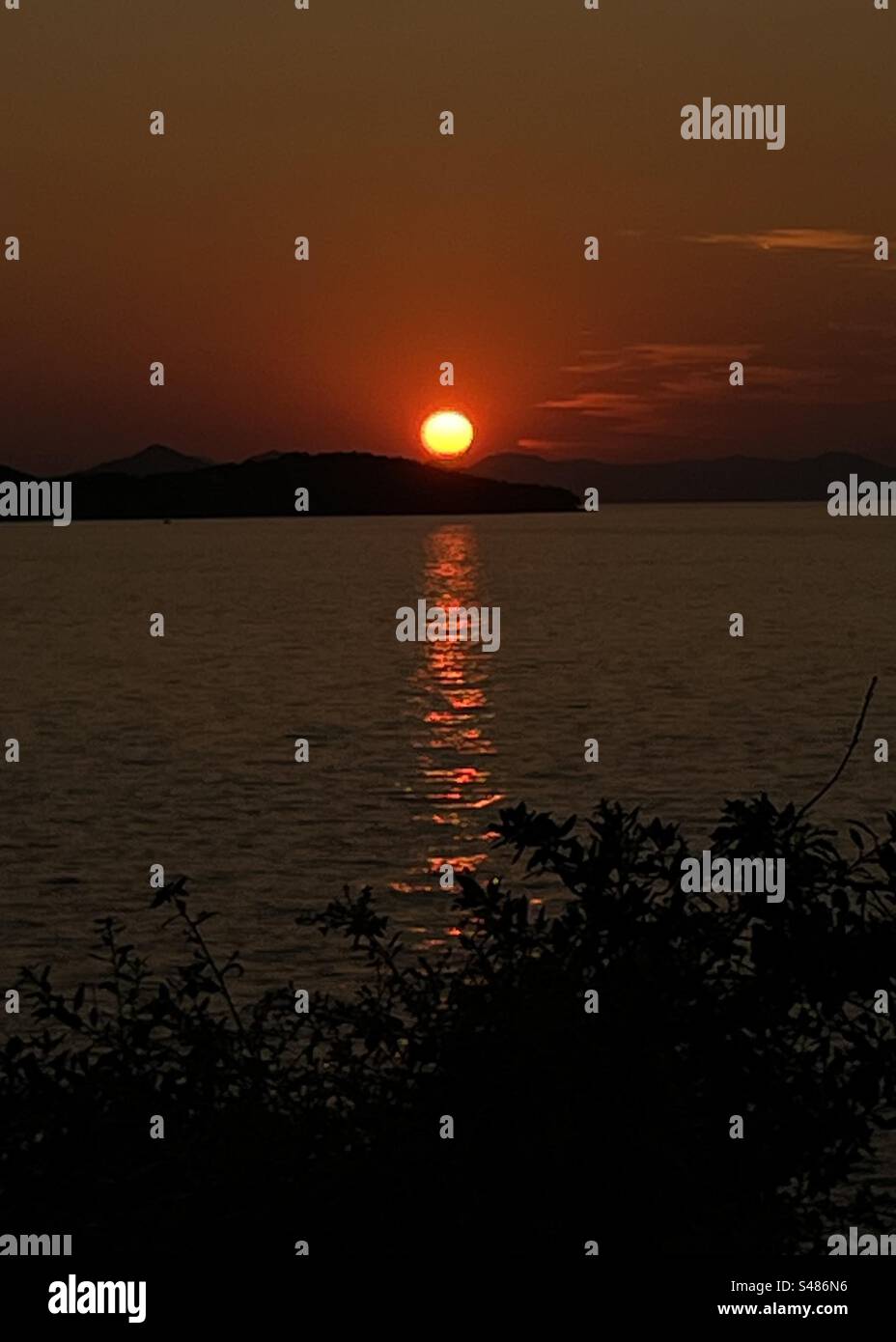 Sun reflecting off lake hi-res stock photography and images - Alamy