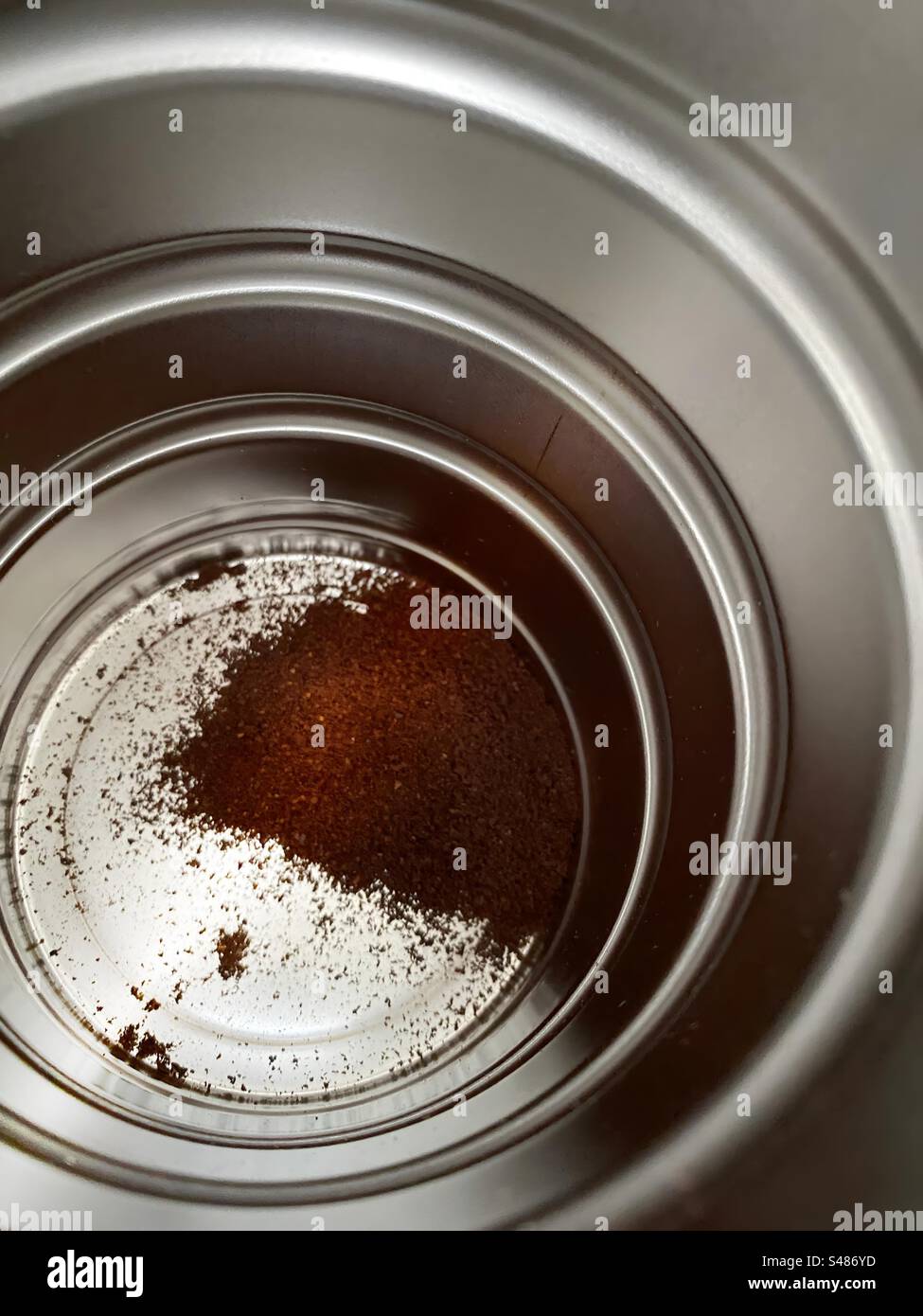 A look into the coffee tin: Only a little heap of espresso is left ...