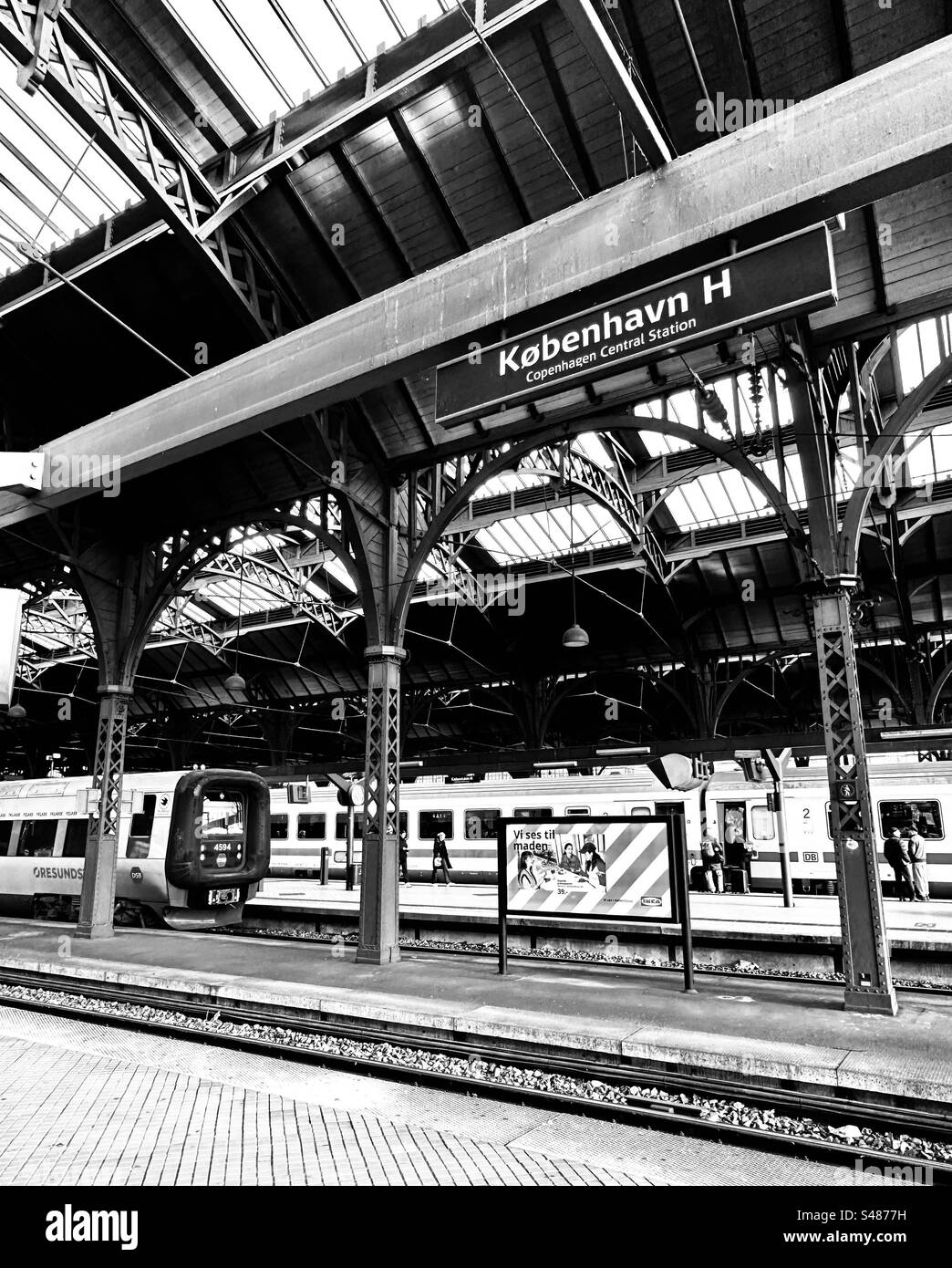 Train station black hi-res stock photography and images - Alamy