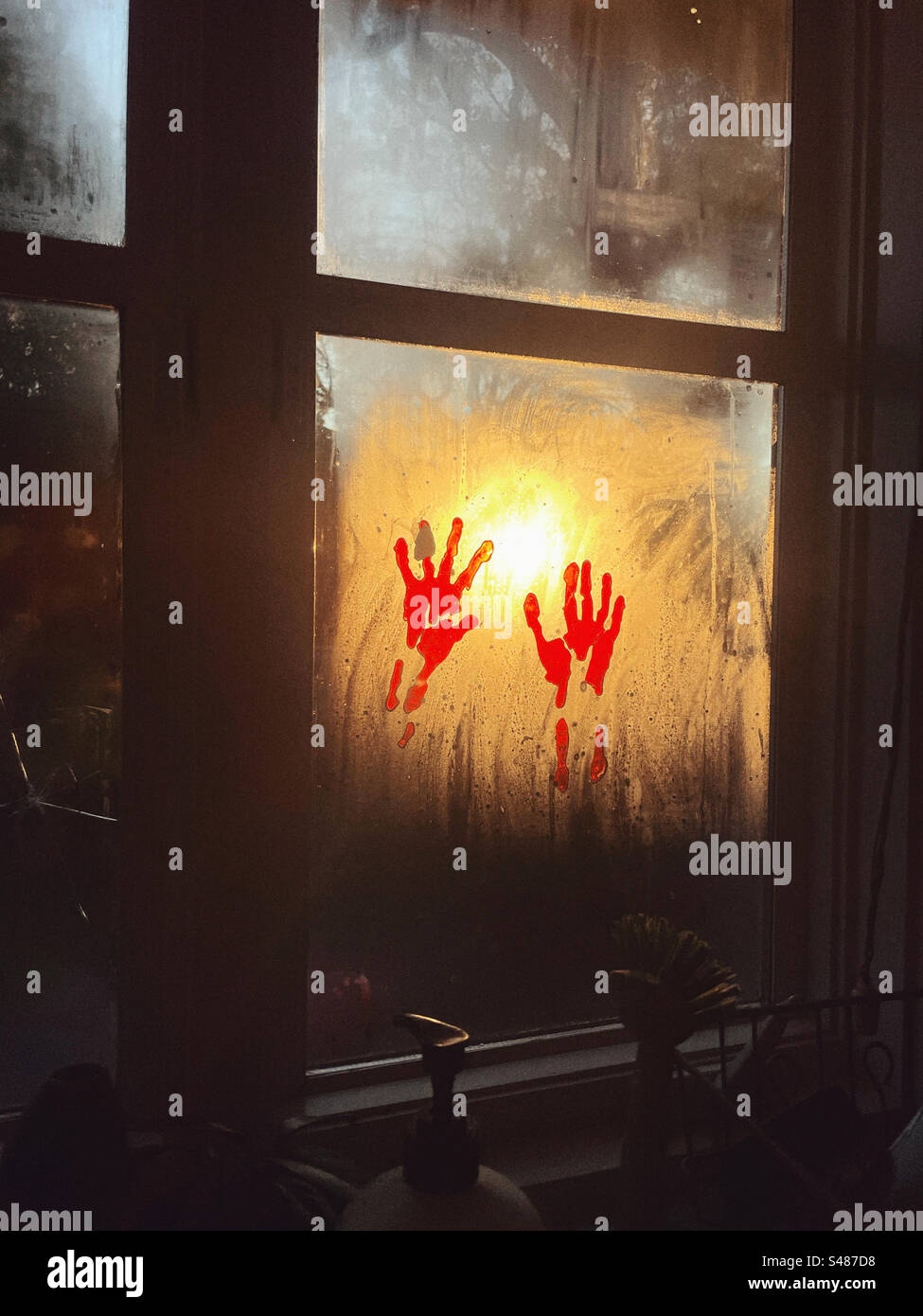 Bloody handprint hi-res stock photography and images - Alamy